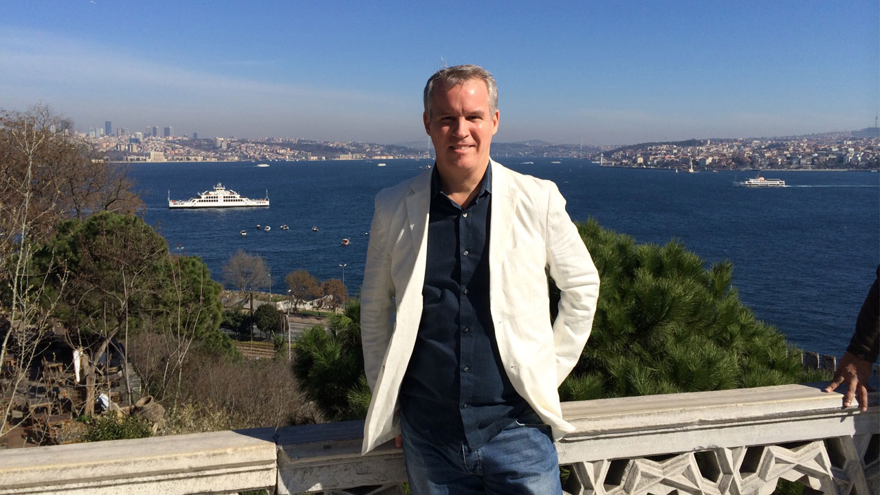 Run Around the Earth? If You Are Thomas Picard, No Compass Required!